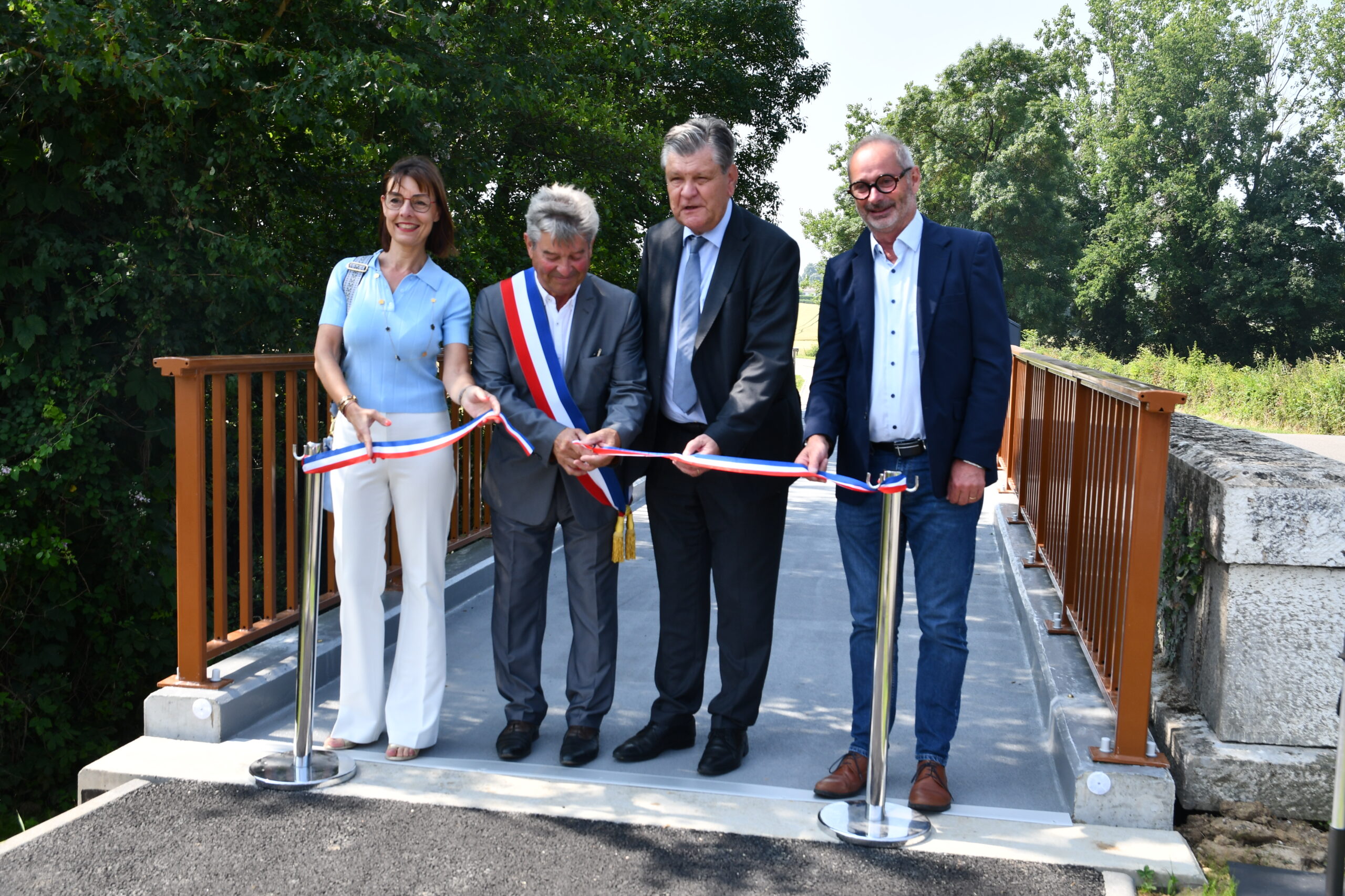 L’inauguration de la passerelle cyclable sur la Mouge, sur la commune ...
